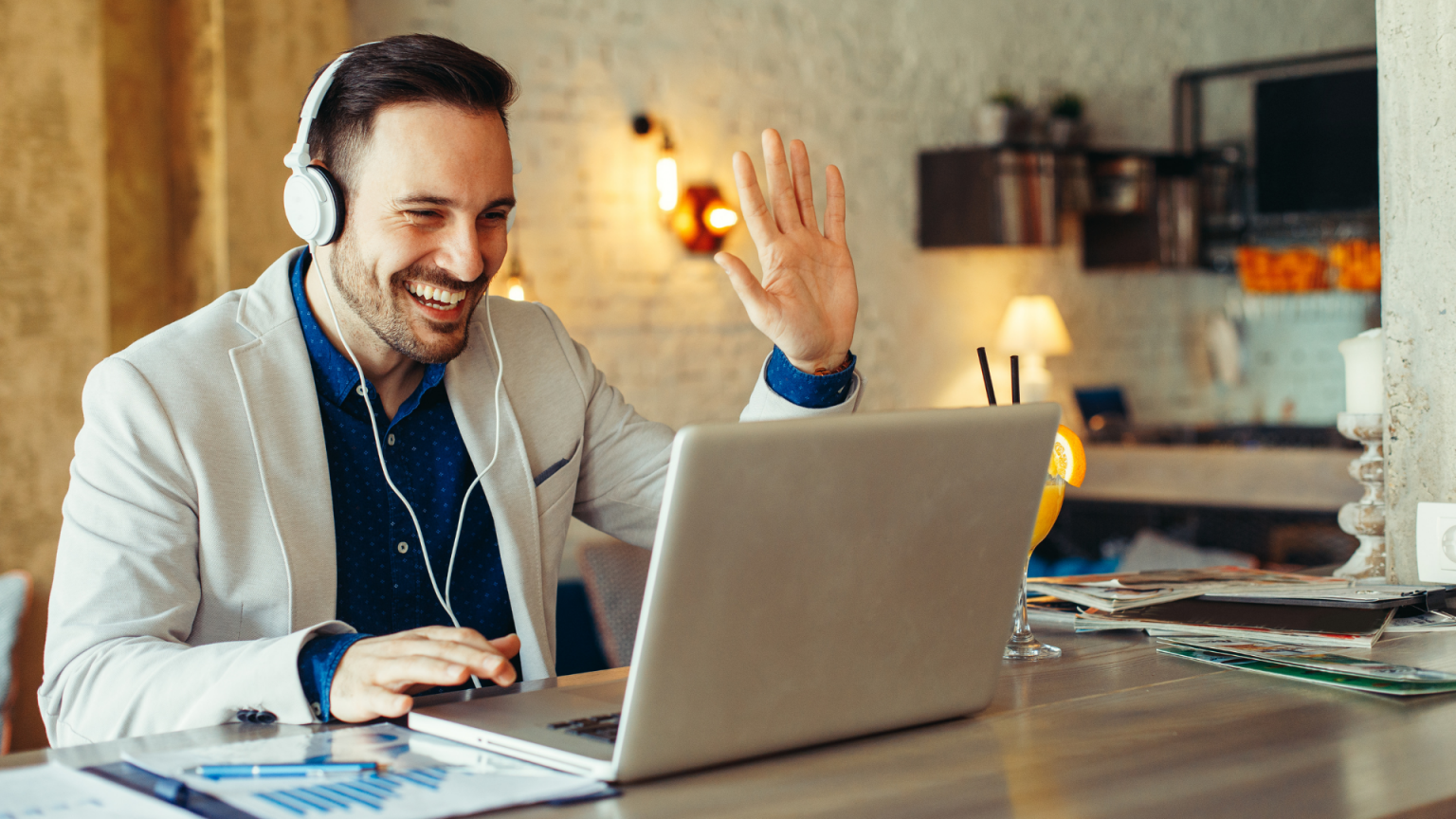 Why Sales Should Engage With Customers Through Online Conversations On